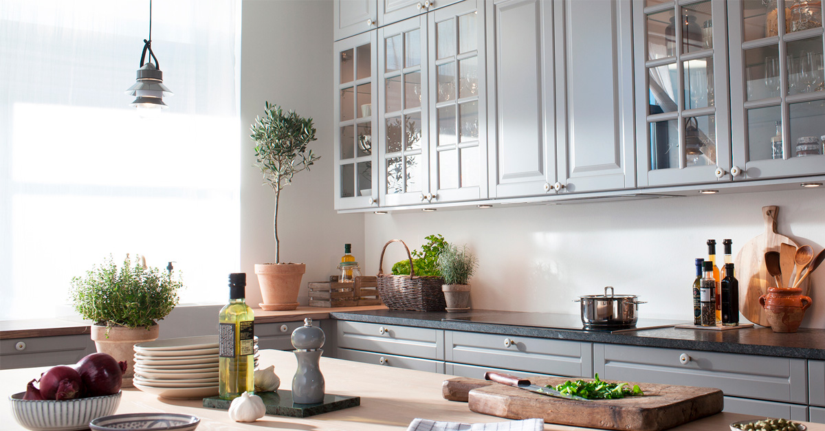 Add a personal touch to your kitchen with display cabinets | HTH